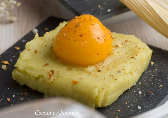 Tapa de puré de patata al curry ingles con yema de huevo (congelada ...